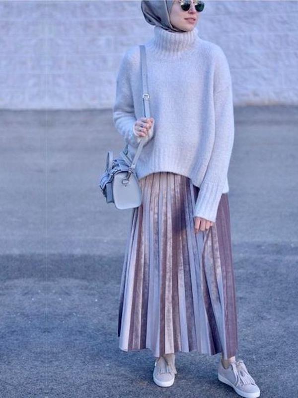 7 Inspirasi Padu Padan Rok Lipit yang Hits - Umroh.com