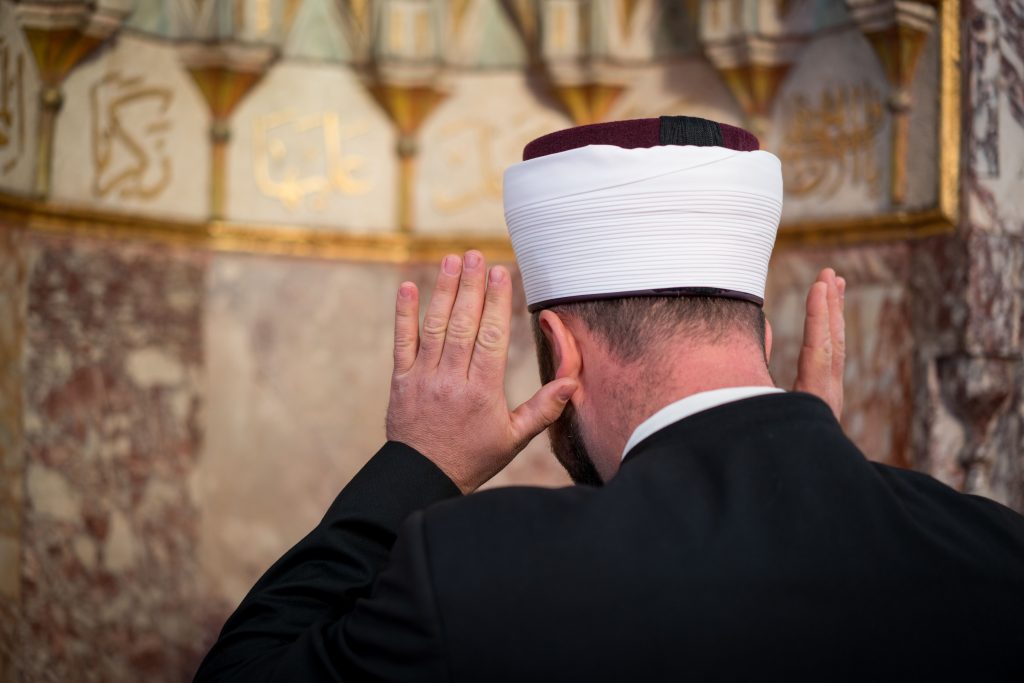 Pengertian Adzan dan Manfaatnya Bagi Umat Muslim - Umroh.com
